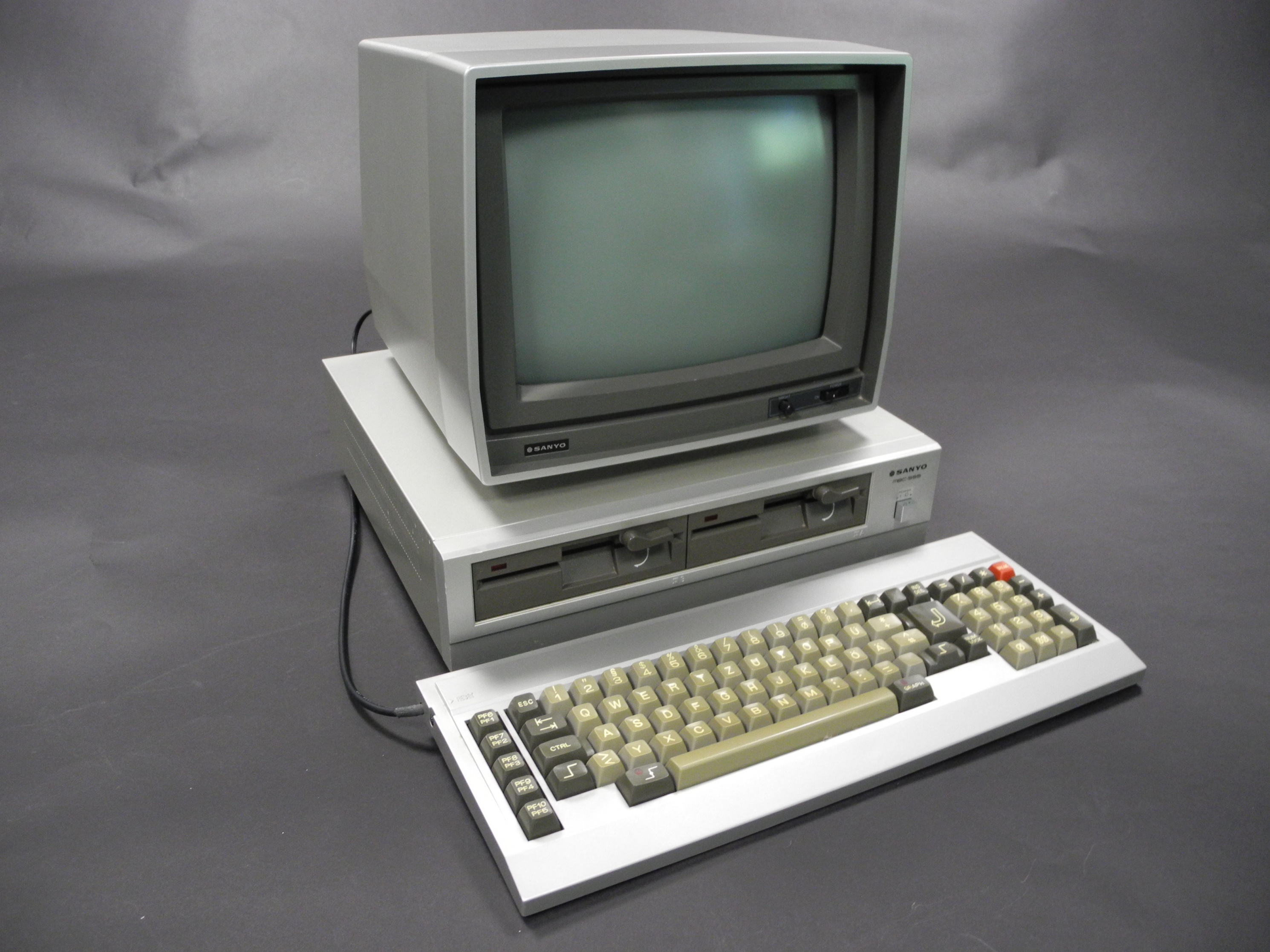 Primul meu Calculator (Sanyo MBC-555) :) • StoreDay România