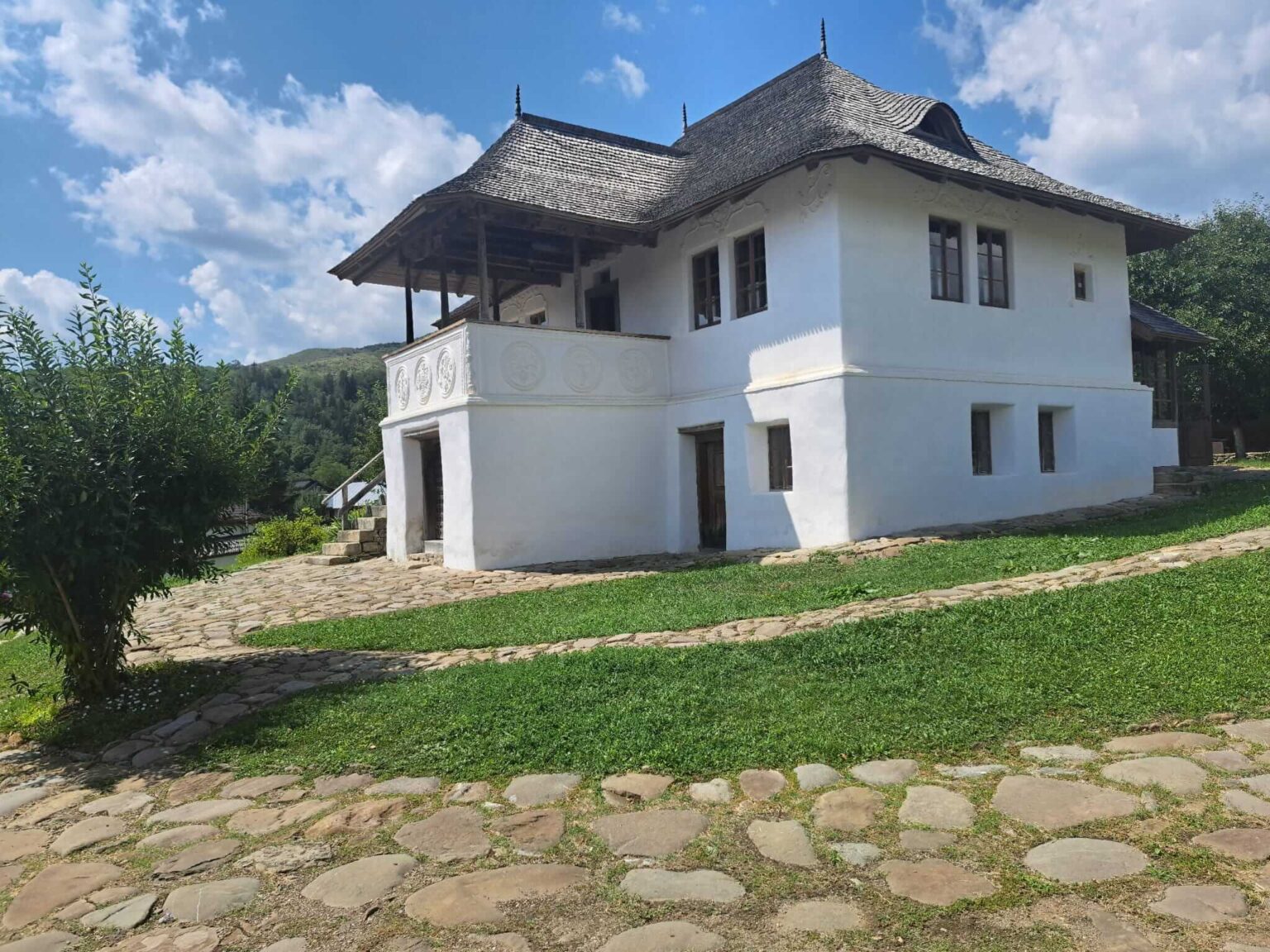 Casa cu Blazoane din Chiojdu și istorie locală! • StoreDay