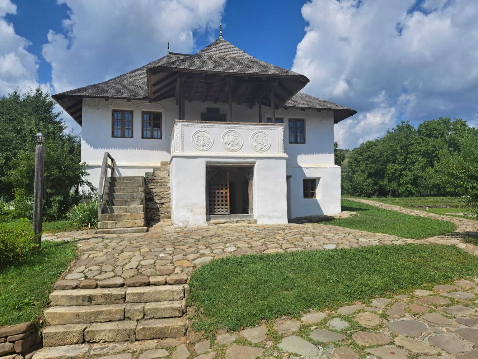 Casa cu Blazoane din Chiojdu și istorie locală! • StoreDay România