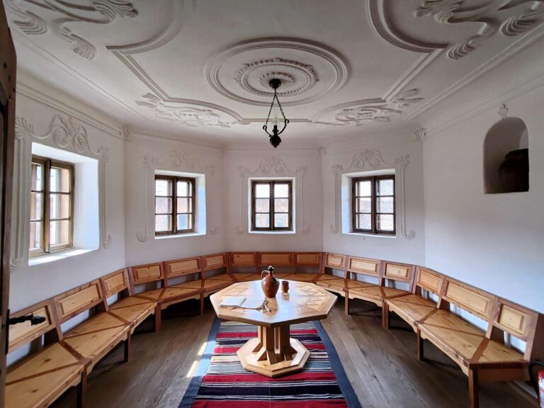 Casa cu Blazoane din Chiojdu și istorie locală! • StoreDay